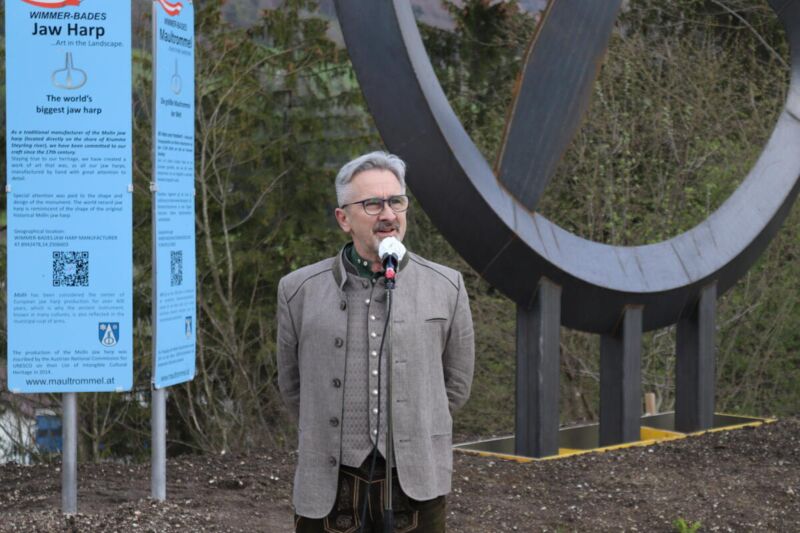 Mollner Familienbetrieb präsentiert die größte Maultrommel der Welt