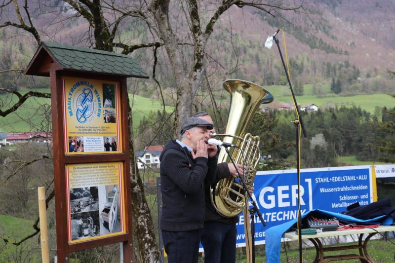 Mollner Familienbetrieb präsentiert die größte Maultrommel der Welt