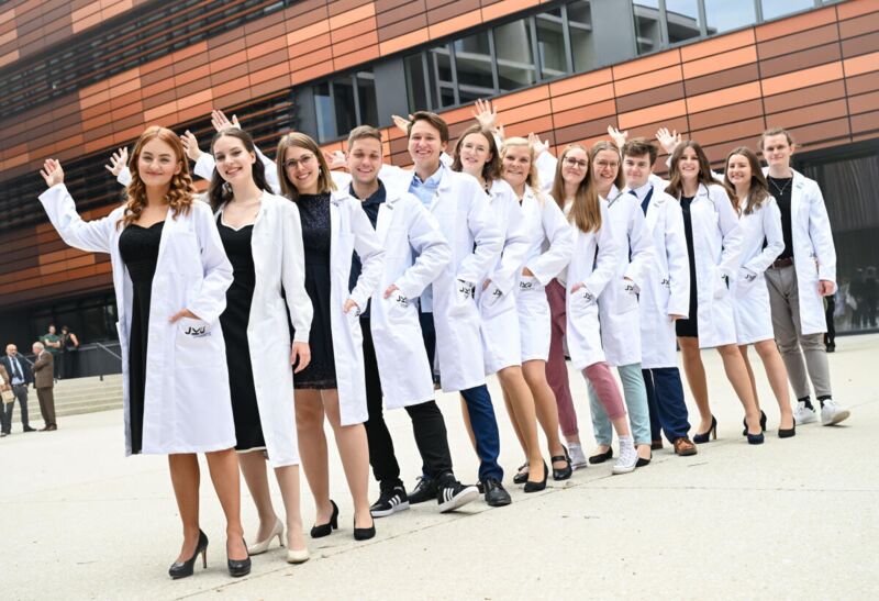 "White Coat Ceremony": Medizinstudierende durften weiße Mäntel ...