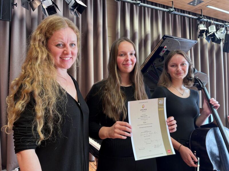 Audit of Art Abzeichen in Gold für junge Pianistin