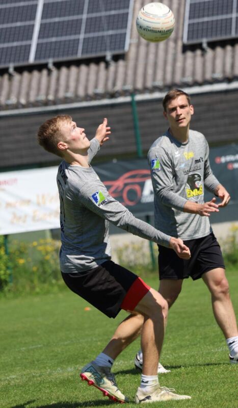 Ennser Faustballer Gustav Gürtler und Michael Hölzl spielen in ...