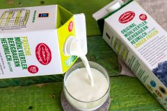 Bio-Heumilch aus dem Mühlviertel steht jetzt bei Hofer in den Regalen
