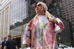 „Schundlesung“: Künstlerin Ona B. in der Galerie-halle Linz