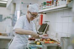 Integrativer Gastronomiebetrieb in Gedenkstätte feiert fünfjähriges ...