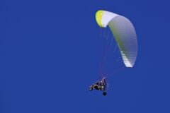 Weltpremiere im motorisierten Paragleiten mit eineinhalb Liter Sprit
