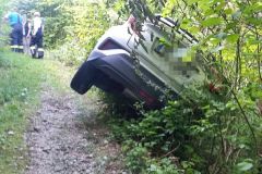 Mit dem Auto auf einem Wanderweg abgerutscht