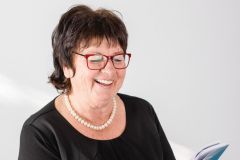 Elfriede Aufreiter liest weihnachtliche Geschichten im mük