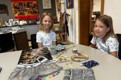 Anna (10) und Nela (8) helfen dem Regenwald