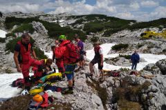 14-Jährige stürzte 20 Meter tief in Doline: erfolgreiche Bergung am ...