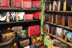 Kunst auf Leder - 85-Jährige stellt einzigartige Taschen in Handarbeit her