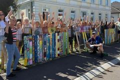 Wenn Kunst den Zaun schmückt: Kreative Ferienaktion in Pucking