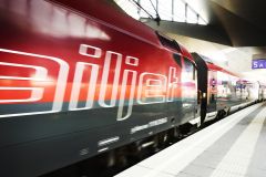 Hitler-Rede und "Sieg Heil"-Rufe als Durchsage im Zug: Zwei Personen ...