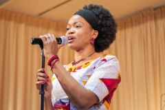 Isabelle Ntumba singt für Straßenkinder im Kongo